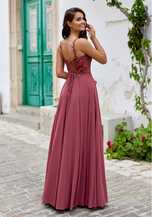 Fließendes Abendkleid mit Strassapplikationen in Marsala Red ...