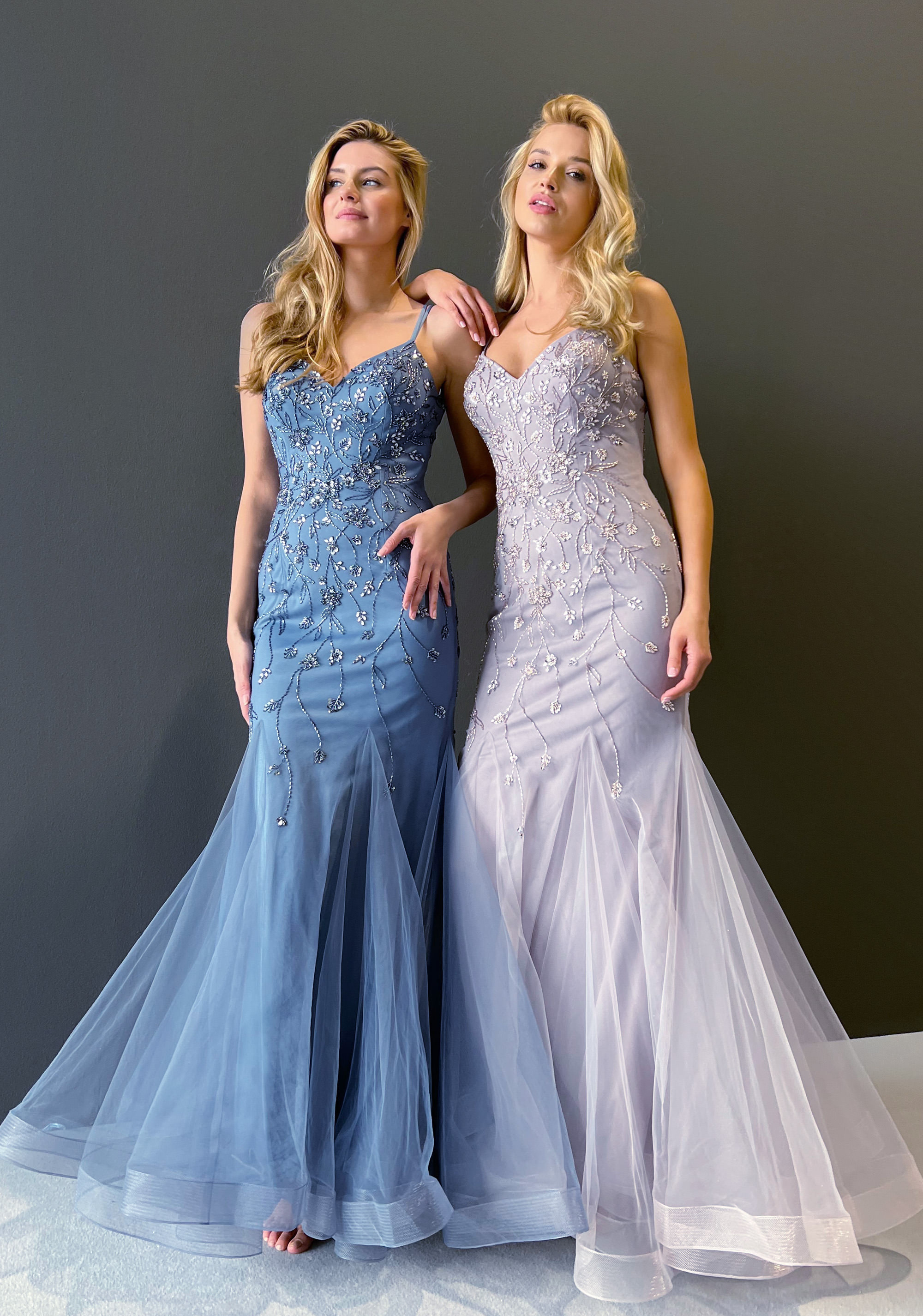 Eng anliegendes Abendkleid mit Strassapplikation in Vintage Indigo ...