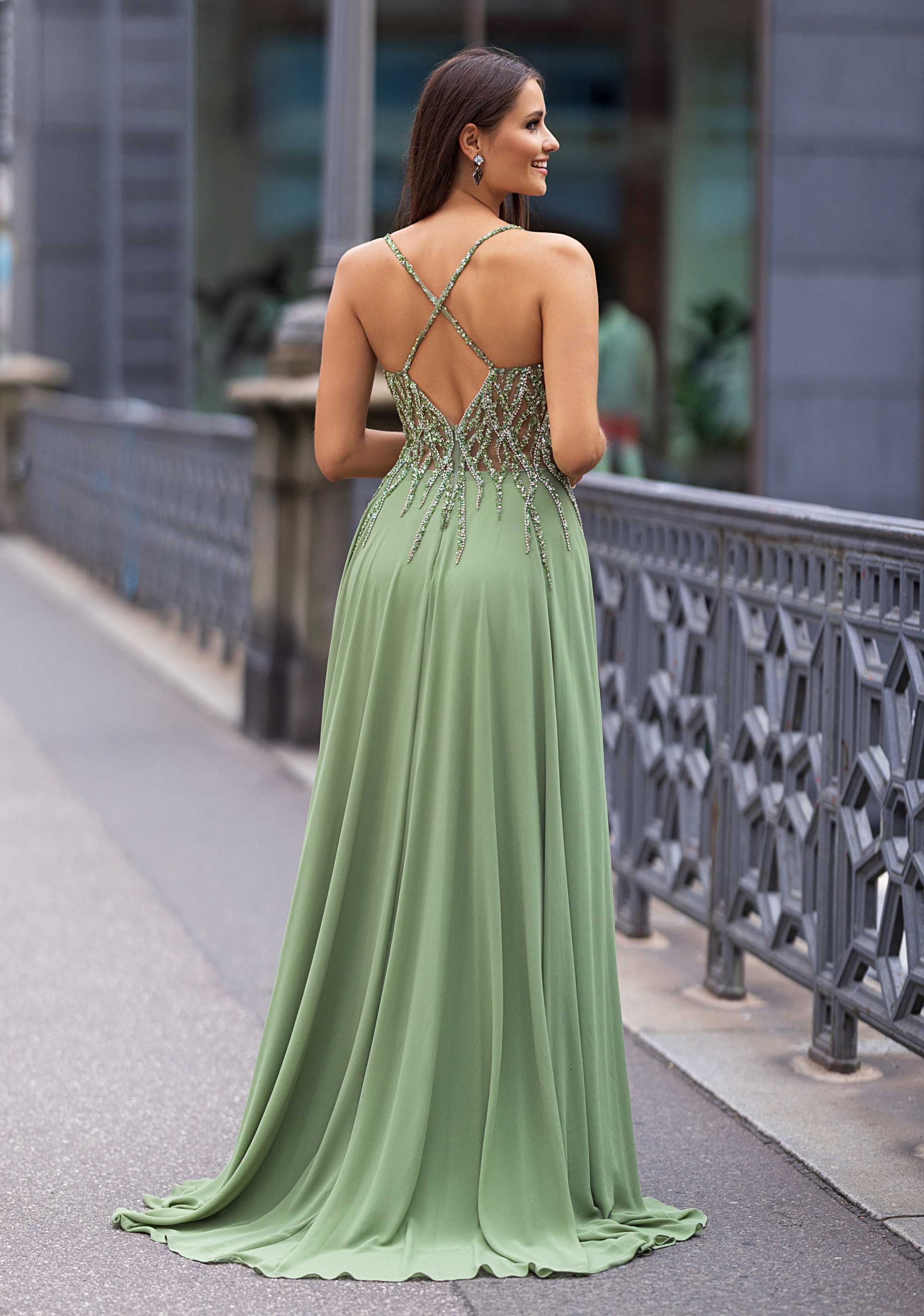 Fließendes Abendkleid mit Strassbesatz in Peppermint Green - Christian ...